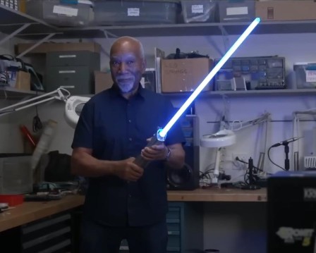 Finding The Force - What's Inside Disney's Real Lightsaber? - Arfy'z tranche du Net